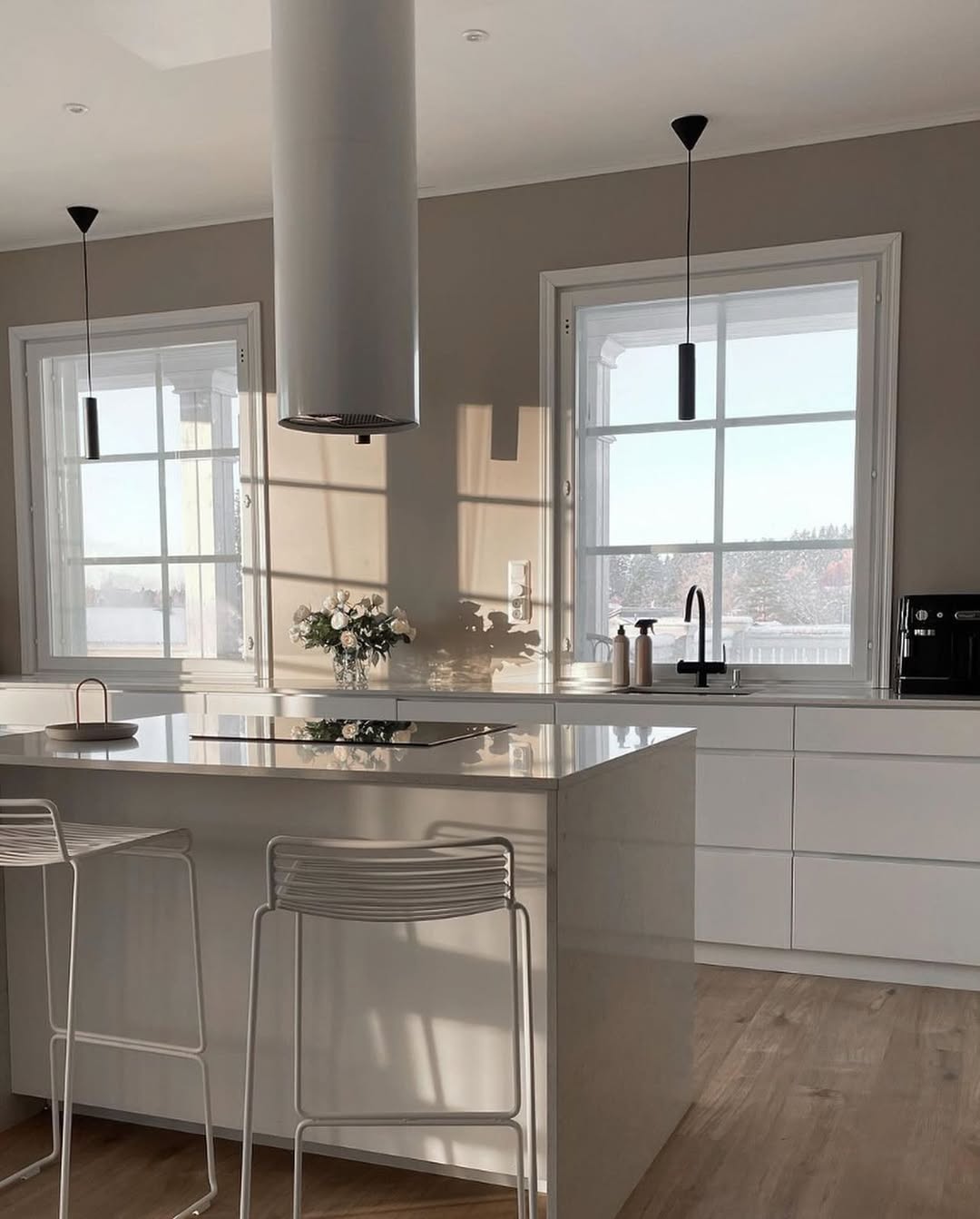 Mano køkken – white, dark grey og arizona beige - Kvik